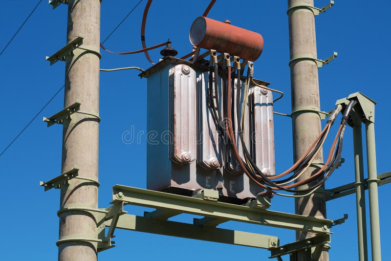 Elektrische Transformatorstation Stockfoto - Bild von hoch, isolierung ...