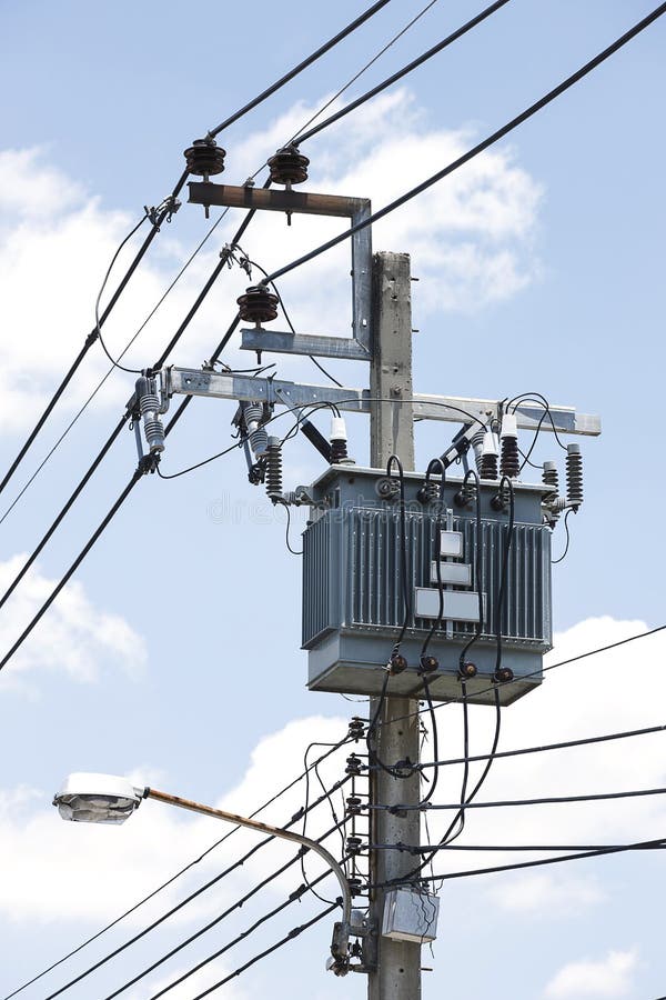 Elektrischer Transformator stockbild. Bild von transformatoren - 58421893