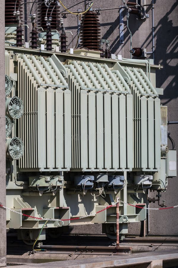 Schellen Sie Kerntransformator Stockfoto - Bild von metall, kern: 27620648