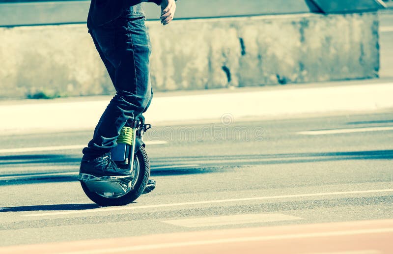Elektrisk enhjuling arkivfoto. Bild av solljus, jeans - 56178572