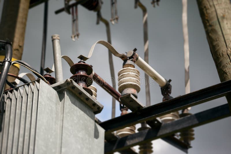 De Transformator Van De Hoogspanningsmacht Op Elektrohulpkantoor Stock ...