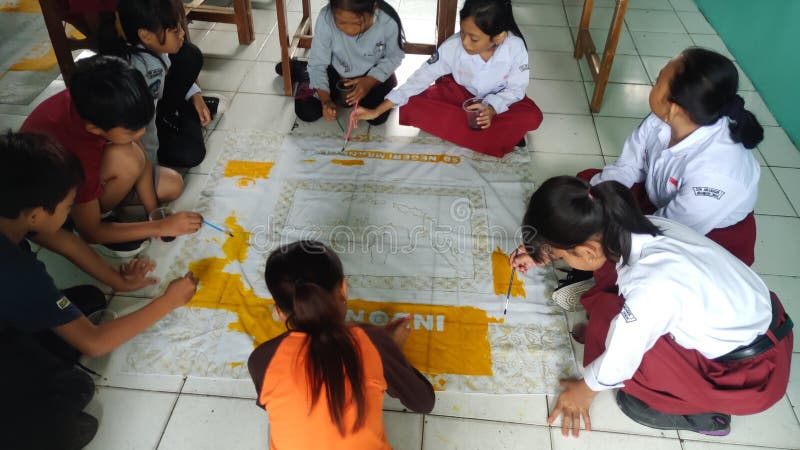 Elementary School Students in Indonesia Learn To Make Batik Editorial ...