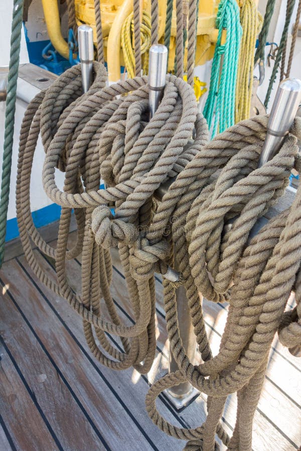 Elementos Del Equipo De Un Yate Foto de archivo - Imagen de cable ...
