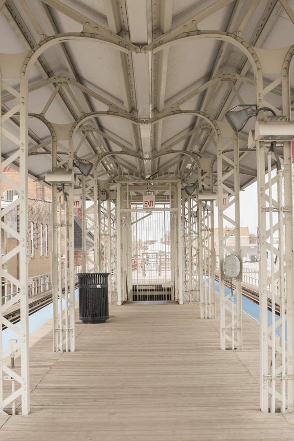 CTA Pink Line, Damen, Chicago Stock Photo - Image of architecture, pink ...