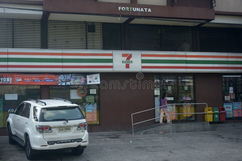 7 Eleven Convenience Store Facade in Mandaluyong, Philippines Editorial ...