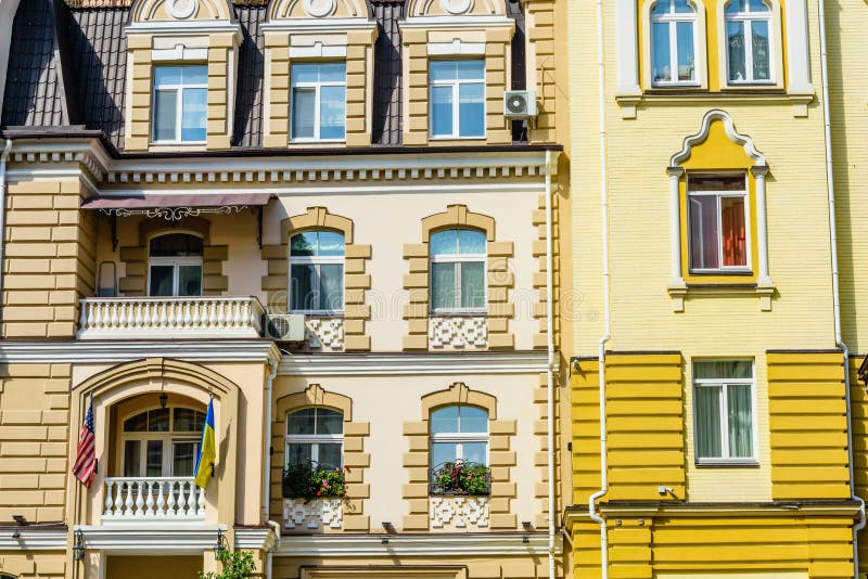 Elewacja Nowoczesnego Budynku Mieszkalnego W Powiecie Elitarnym Zdjęcie ... Elewacja Nowoczesnego Budynku Mieszkalnego W Powiecie Elitarnym Zdjęcie ...