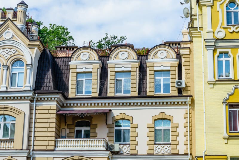 Elewacja Nowoczesnego Budynku Mieszkalnego W Powiecie Elitarnym Zdjęcie ... Elewacja Nowoczesnego Budynku Mieszkalnego W Powiecie Elitarnym Zdjęcie ...