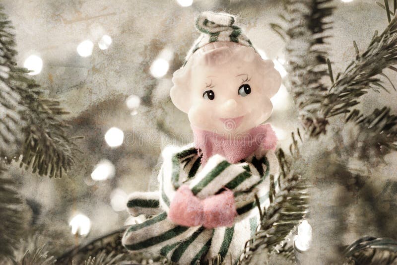 Elf in einem Baum stockbild. Bild von kiefer, dekoration - 4442163