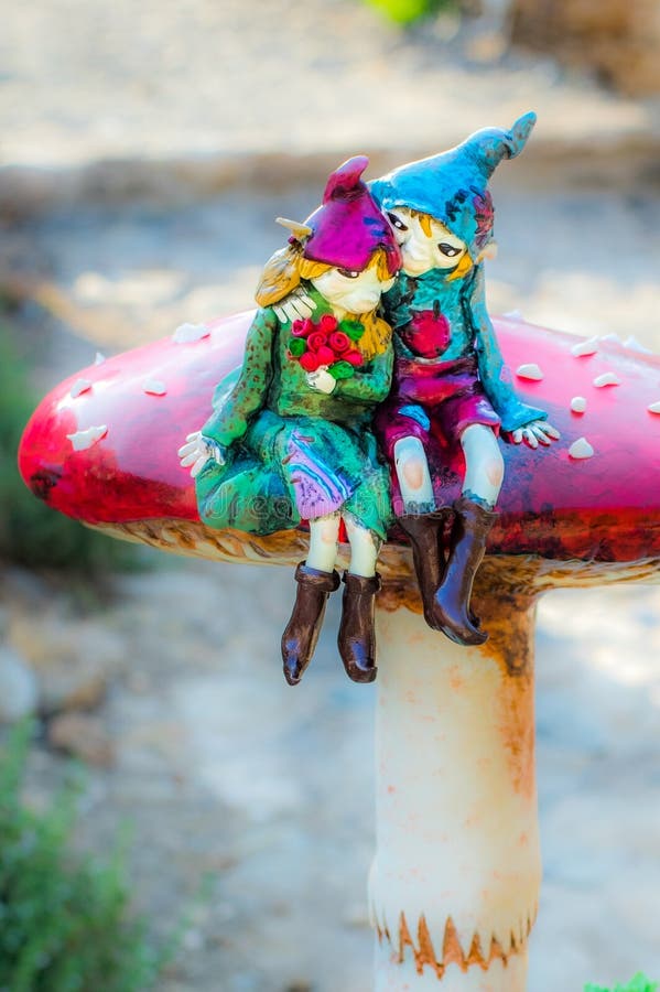 Elfen in Liebe zwei stockbild. Bild von pilz, romantisch - 65668031