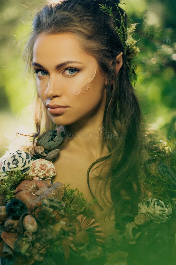 Elfenfrau in einem Wald stockfoto. Bild von effekte, prothetisch - 57865778