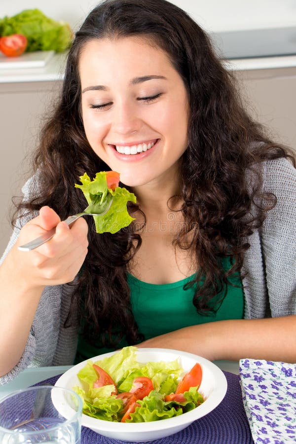 Ella Come Sano Y Es Feliz Y Hermosa Imagen de archivo - Imagen de ...