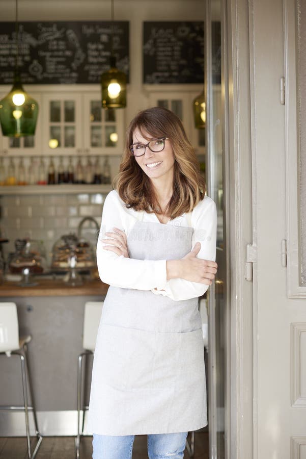 Ella mira con confianza foto de archivo. Imagen de toposo - 89829860