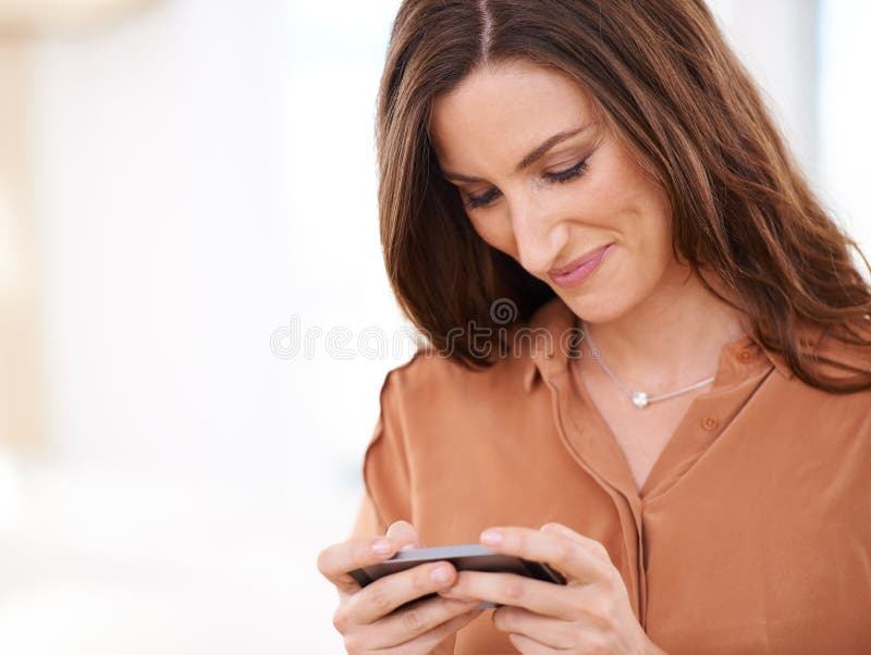 Elle Adore Recevoir Des Messages De Ses Proches. Une Belle Jeune Femme ... Elle Adore Recevoir Des Messages De Ses Proches. Une Belle Jeune Femme ...