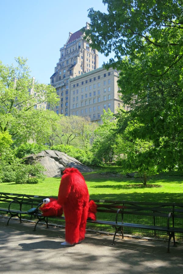 Elmo in the Park editorial stock image. Image of parks - 33512809