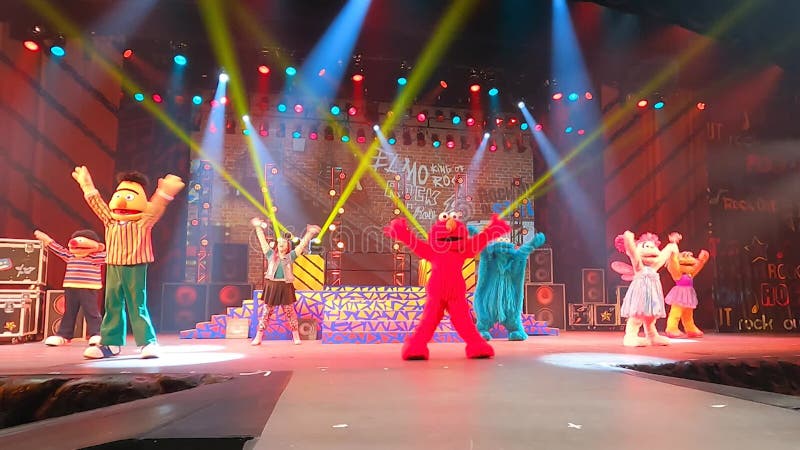 Elmo Rocks Show at Seaworld 1 Stock Video - Video of florida, dolphin ...