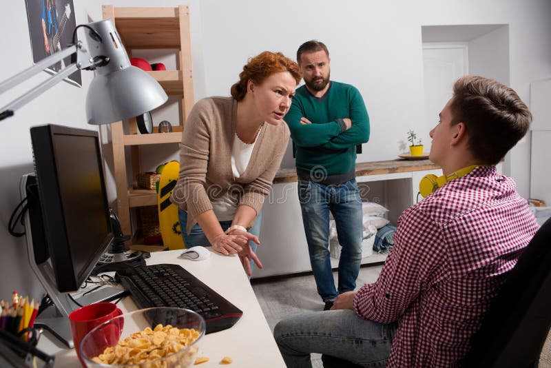 Eltern, Die Mit Jugendlichem Sohn Argumentieren Stockbild - Bild von ...