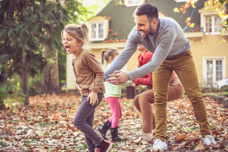 Eltern Haben Spiel Mit Kindern Pfad Im Fallwald Stockfoto - Bild von ...