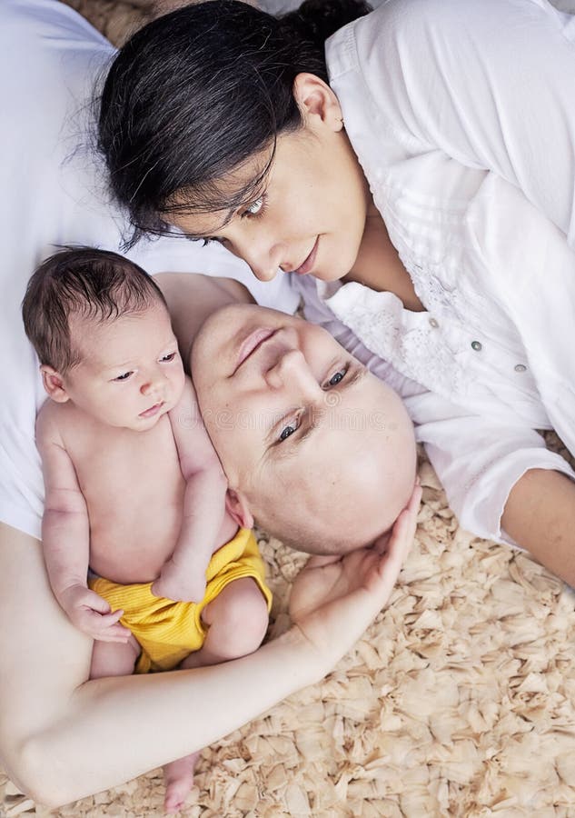 Eltern Mit Einem Neugeborenen Stockbild - Bild von mamma, gemischt ...