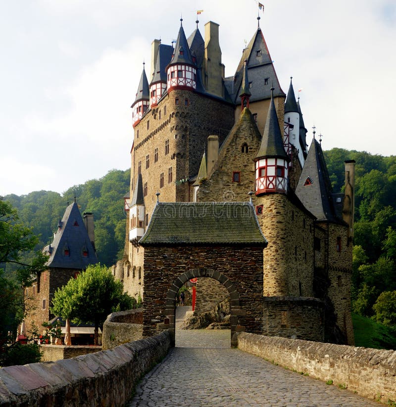 Eltz Slott, En Medeltida Slott Som Lokaliseras I Tyskland Arkivfoto ...