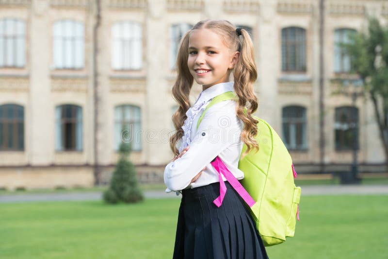 Em Setembro Criança Feliz Vai à Escola Menina Vestida Uniforme