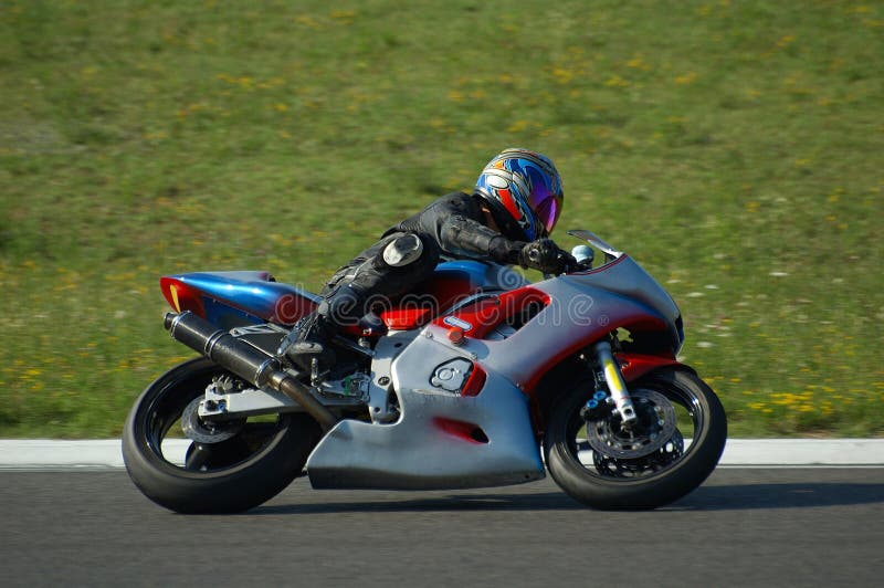 Le Cycliste Avec La Motocyclette Se Tient Sur La Route De Ciel De ...