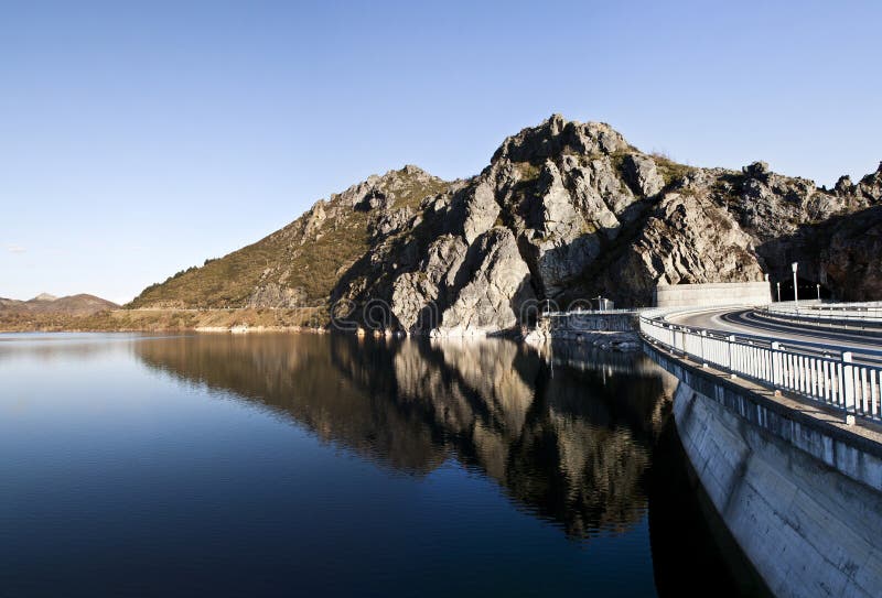 Embalse de Riaño photo stock. Image du route, idyllique - 19076274