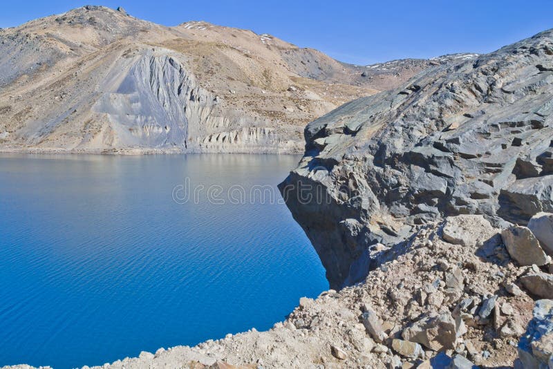 Embalse El Yeso 库存照片. 图片 包括有 冬天, 天空, 道路, 晴朗, 石头, 路径, 阿方 - 73687146