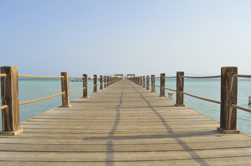 Embarcadero De Madera En Una Playa Tropical De La Isla Imagen de ...