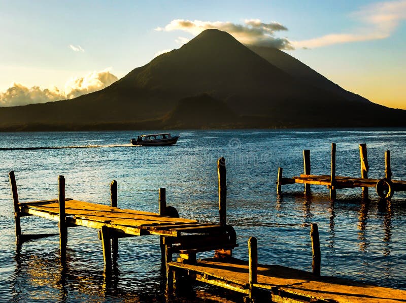 Lago Volcánico Atitlan En Guatemala Foto de archivo - Imagen de rojo ...