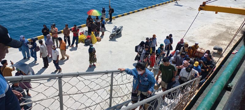 Embarkation Process at Raha Harbor, Muna District Editorial Photography ...