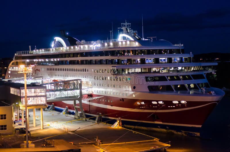 Embarking Cruise Boat In Mariehamn Stock Image - Image of cruise ...