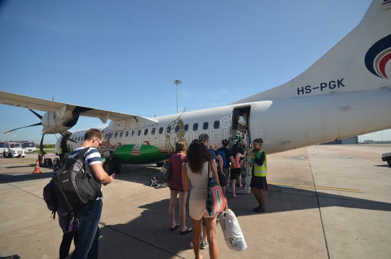 Embarque de un avión foto editorial. Imagen de salga - 47643956