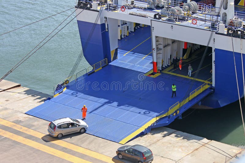 Embarquement Sur Le Ferry-boat. Image stock - Image du paquet, rampe ...