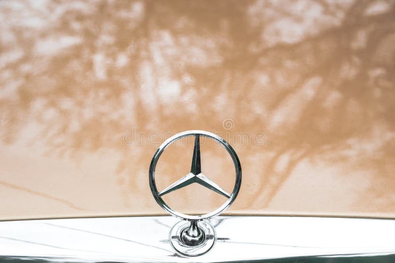 Emblema de Mercedes-Benz fotografia editorial. Imagem de fabricante ...