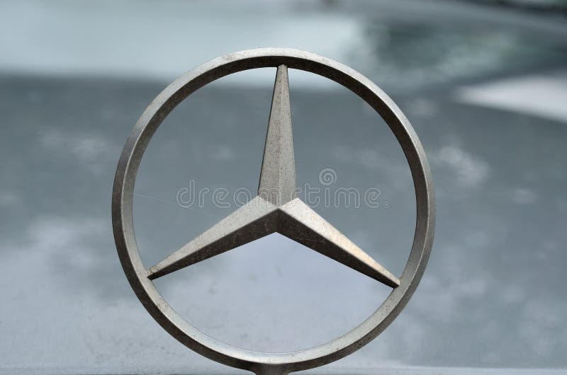 Emblema Del Coche De Mercedes, Insignia Del Coche Fotografía editorial ...