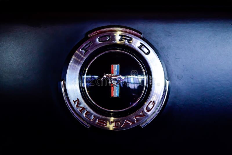 L'emblema Di Un'edizione Di Anniversario Di Ford Mustang Cinquantesimo ...