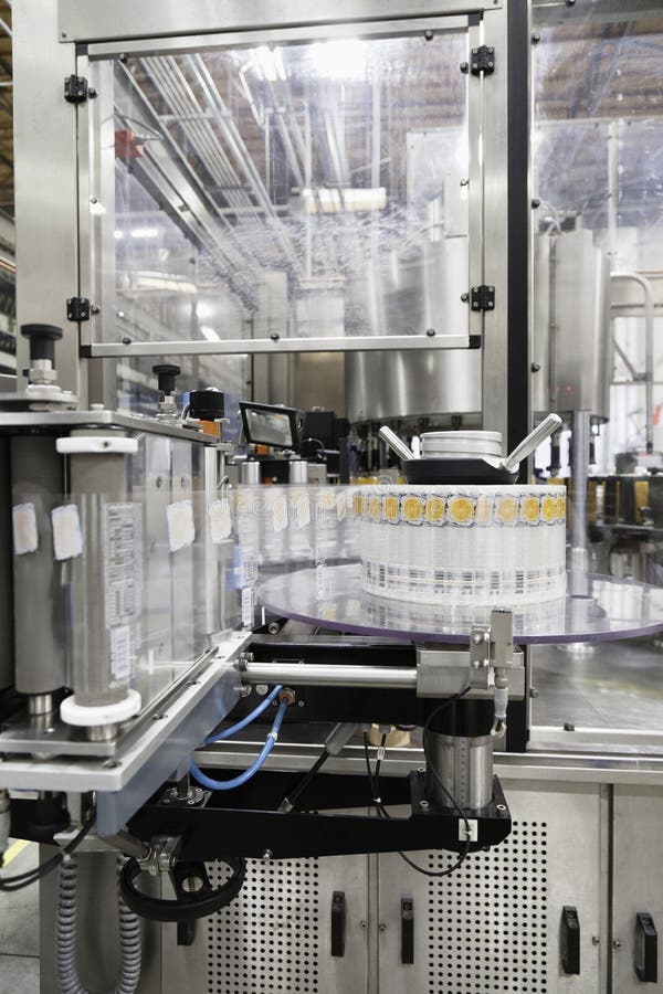 Embotelladora En La Planta De Embotellamiento Foto de archivo - Imagen ...