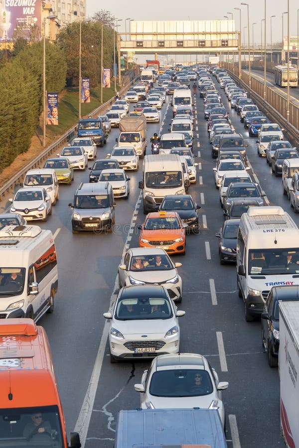 Embouteillage rue istanbul photo stock éditorial. Image du transport ...
