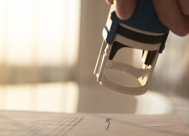 Emboutissage La Fin De Document, Joint Sur Contrat Dans La Main ...