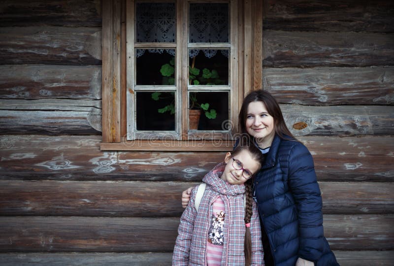 Embrassement De Maman Et De Fille Photo stock - Image du gens ... Embrassement De Maman Et De Fille Photo stock - Image du gens ...