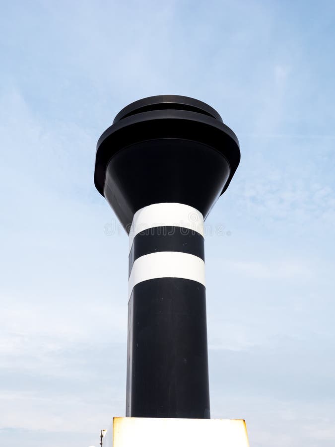 Embudo de humo de la nave foto de archivo. Imagen de vapor - 76560862