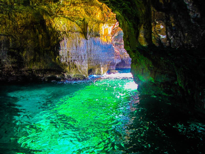 Emerald Cave arkivfoto. Bild av ursnyggt, mäktigt, färgrikt - 69933032