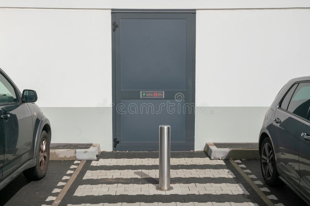 Emergency Exit Pedestrian Crossing and Parking Bollard To Avoid ...
