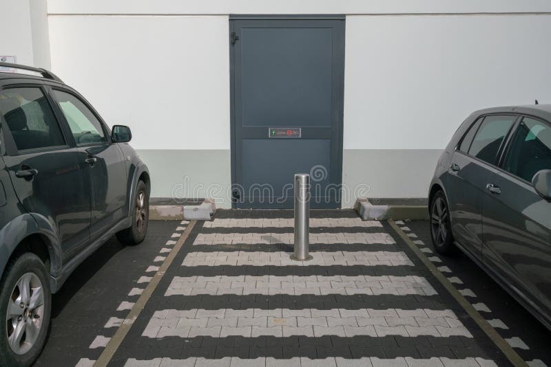 Emergency Exit Pedestrian Crossing and Parking Bollard To Avoid ...
