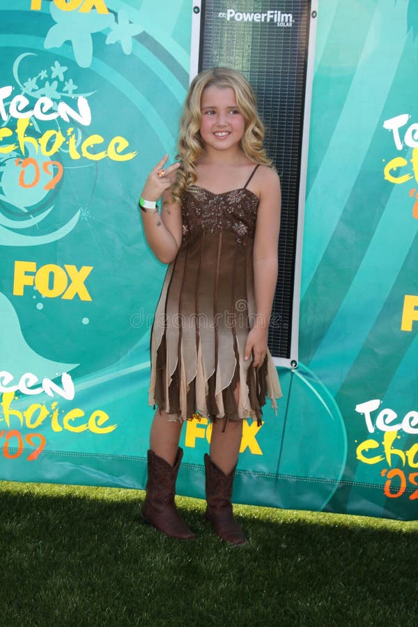 Emily Grace editorial photography. Image of grace, reeves - 38023227