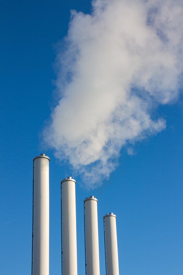 Emisiones De Las Chimeneas Del Humo Imagen de archivo - Imagen de ...