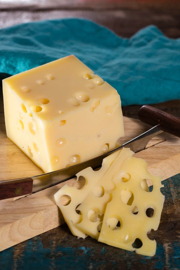 Texture D'emmental De Fromage Comme Fond Image stock - Image du cuisine ...