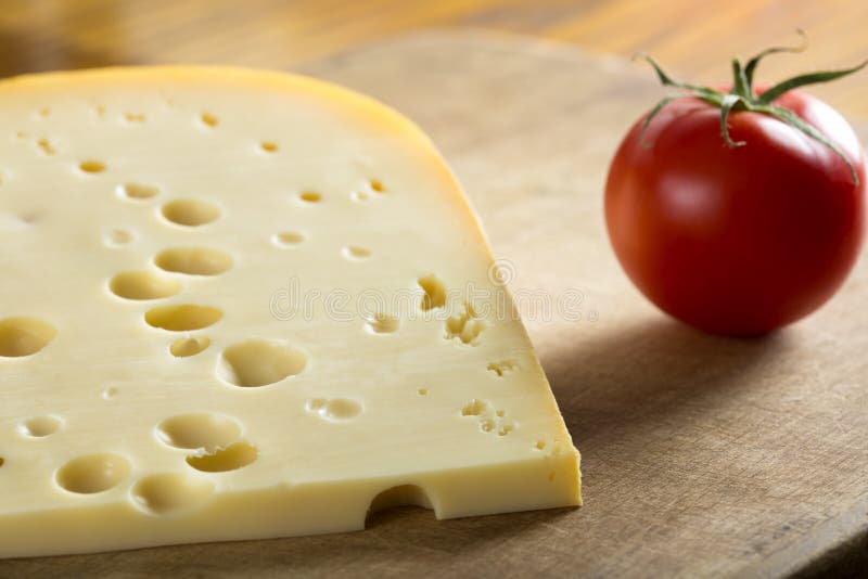 Formaggio a Pasta Semidura Svizzero Dell'emmentaler O Dell'emmental Con ...