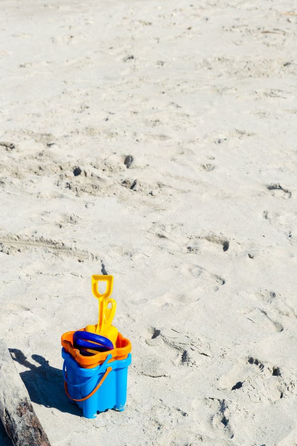 Emmer En Spadespeelgoed Op Het Strand Stock Afbeelding - Image of zomer ...