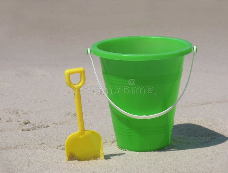 Emmer op het strand stock afbeelding. Image of spelen, pret - 163391